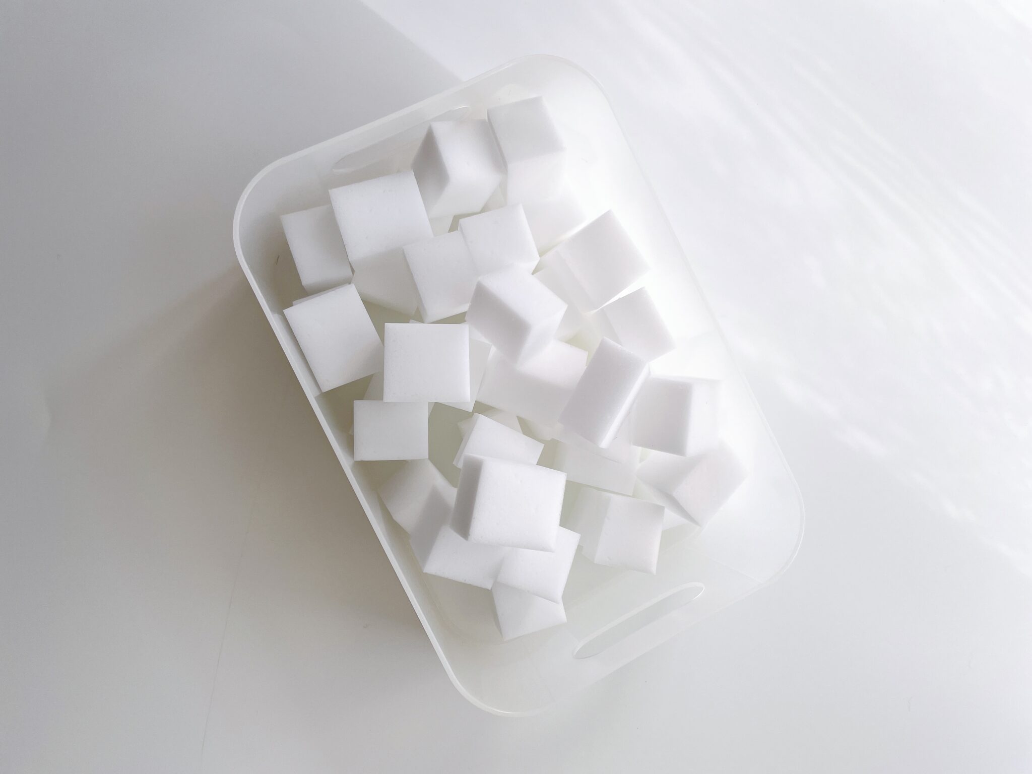 ちぎるはご法度！「メラミンスポンジ」は包丁が、きれいなサイコロに | marute こすぎりさ