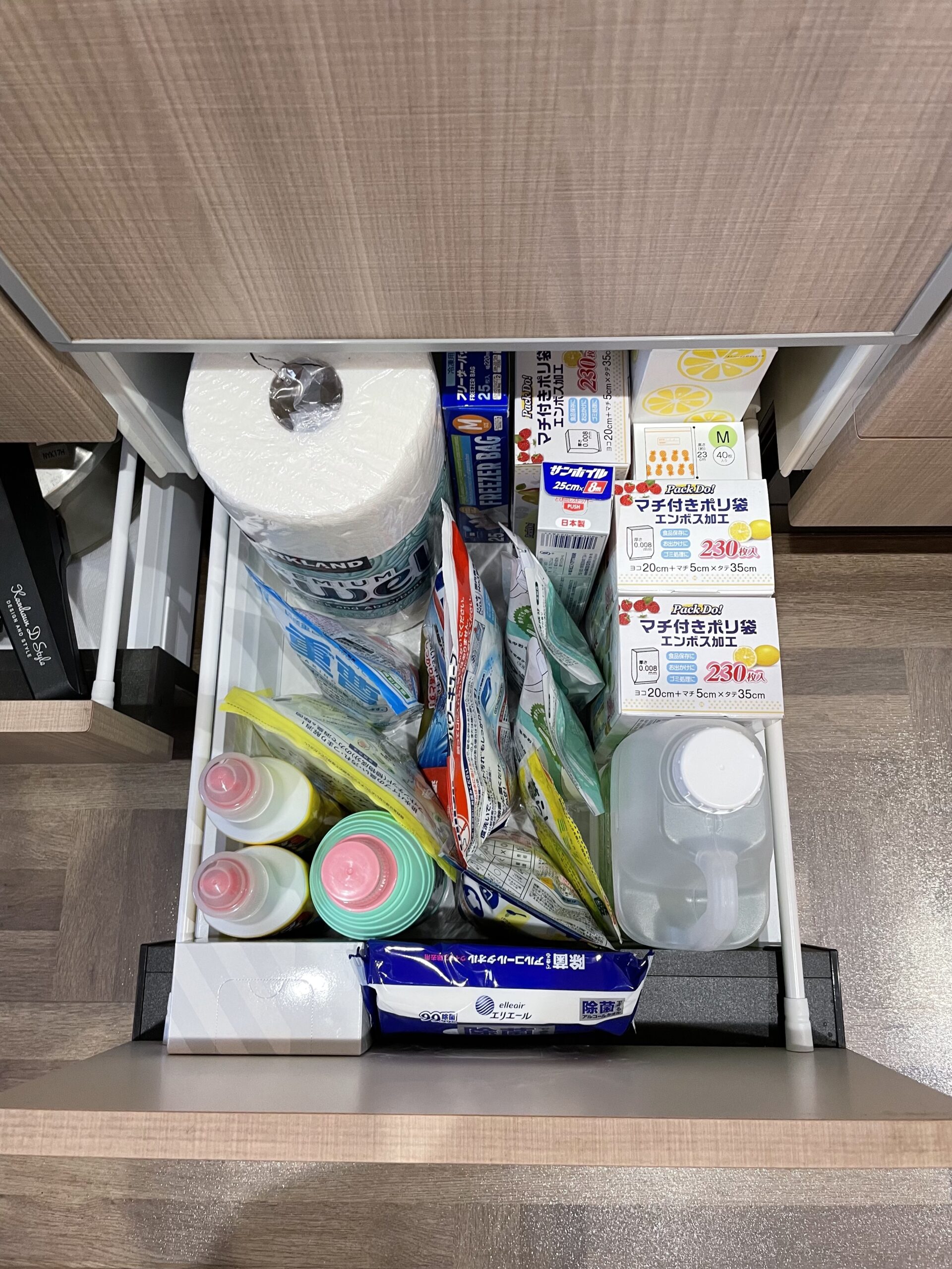 ラップや洗剤の使いかけを一箇所に集めておくと使い切ることができる | marute こすぎりさ